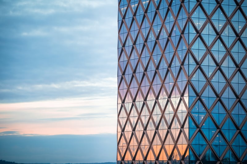 Bærekraftig skyskraper med en imponerende glassfasade