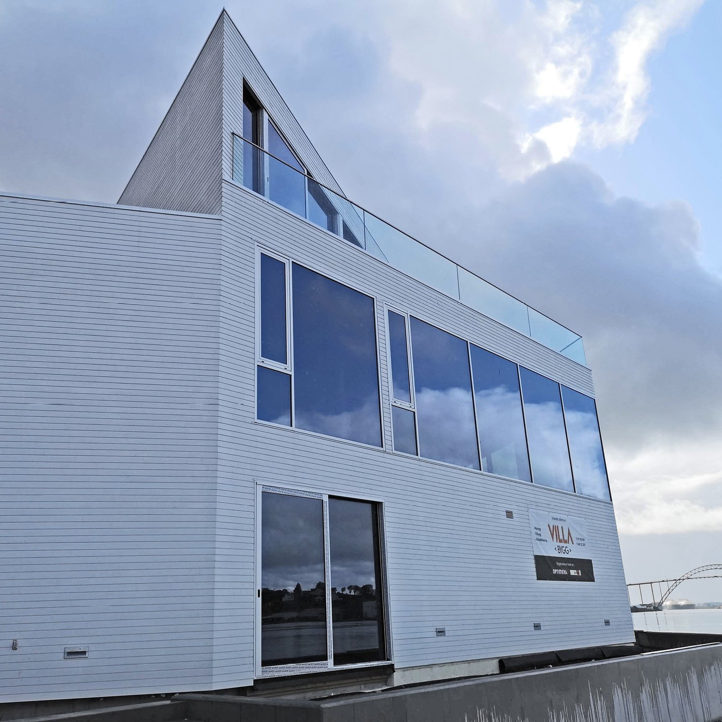 Villa D15 i vannkanten ved Karmsundet i Haugesund